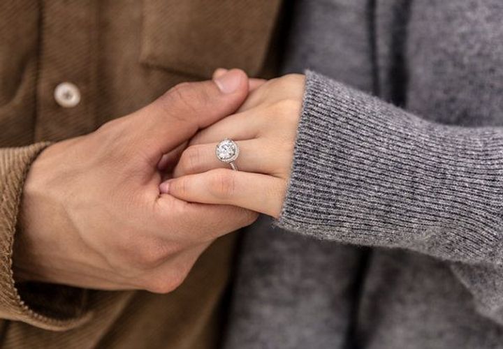 Holiday Proposal & Engagement Ring Buying Guide | Blue Nile